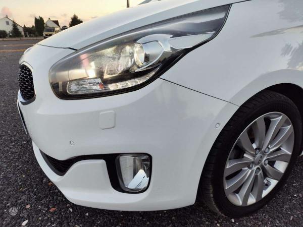 White Kia Carens 2014 in Taurage, with an engine capacity of 1.69 L and mileage of 241 thousand km for 5900 €, photo 6 on AUTOMOTO.COM.LV