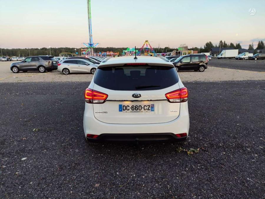White Kia Carens 2014 in Taurage, with an engine capacity of 1.69 L and mileage of 241 thousand km for 5900 €, photo 8 on AUTOMOTO.COM.LV