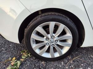 White Kia Carens 2014 in Taurage, with an engine capacity of 1.69 L and mileage of 241 thousand km for 5900 €, photo 9 on AUTOMOTO.COM.LV