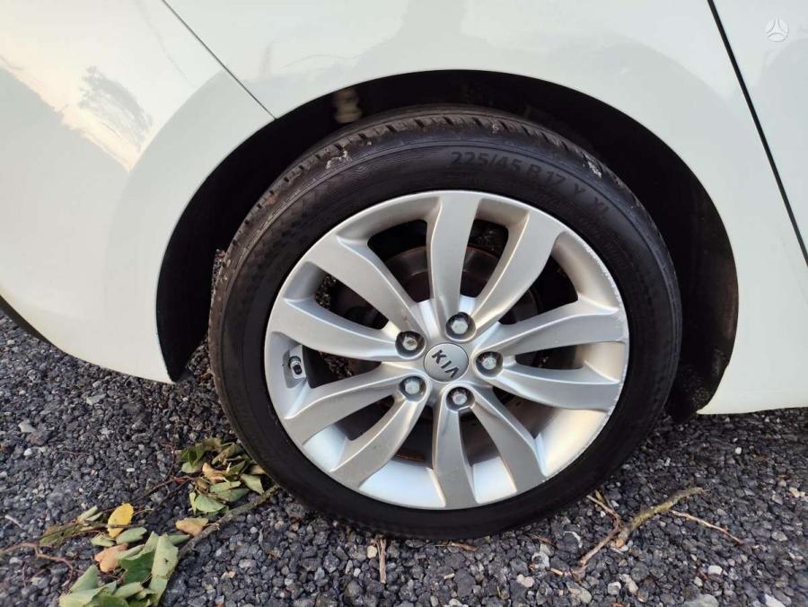 White Kia Carens 2014 in Taurage, with an engine capacity of 1.69 L and mileage of 241 thousand km for 5900 €, photo 9 on AUTOMOTO.COM.LV