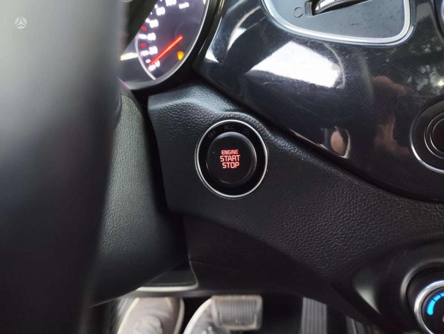 White Kia Carens 2014 in Taurage, with an engine capacity of 1.69 L and mileage of 241 thousand km for 5900 €, photo 10 on AUTOMOTO.COM.LV