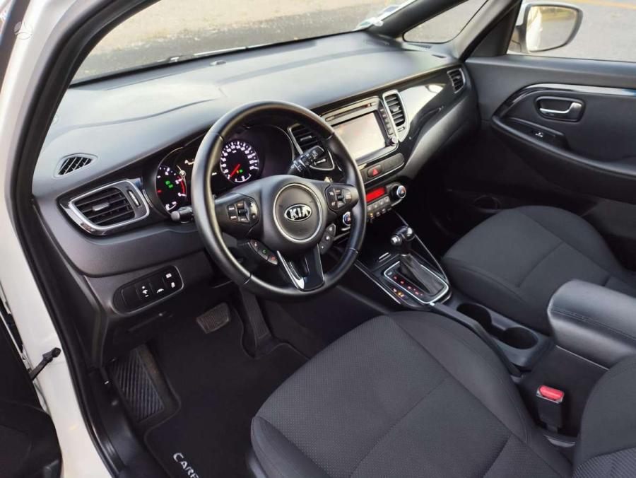 White Kia Carens 2014 in Taurage, with an engine capacity of 1.69 L and mileage of 241 thousand km for 5900 €, photo 14 on AUTOMOTO.COM.LV