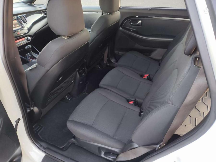 White Kia Carens 2014 in Taurage, with an engine capacity of 1.69 L and mileage of 241 thousand km for 5900 €, photo 16 on AUTOMOTO.COM.LV