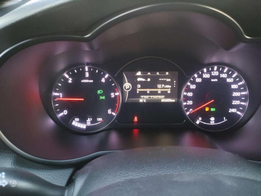 White Kia Carens 2014 in Taurage, with an engine capacity of 1.69 L and mileage of 241 thousand km for 5900 €, photo 26 on AUTOMOTO.COM.LV