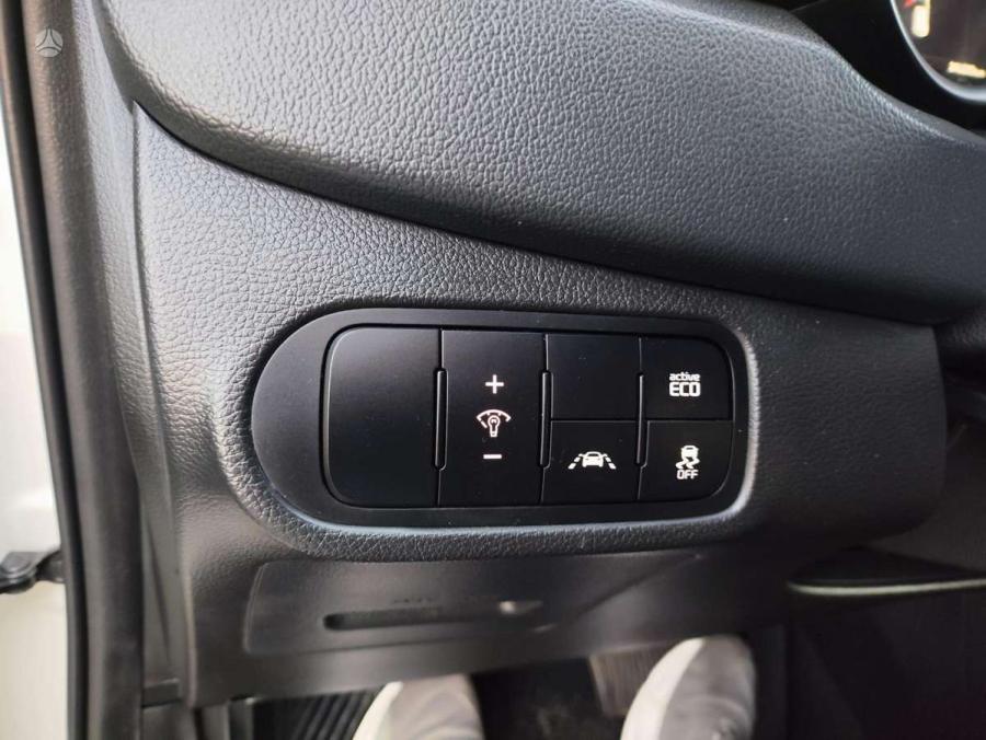 White Kia Carens 2014 in Taurage, with an engine capacity of 1.69 L and mileage of 241 thousand km for 5900 €, photo 27 on AUTOMOTO.COM.LV