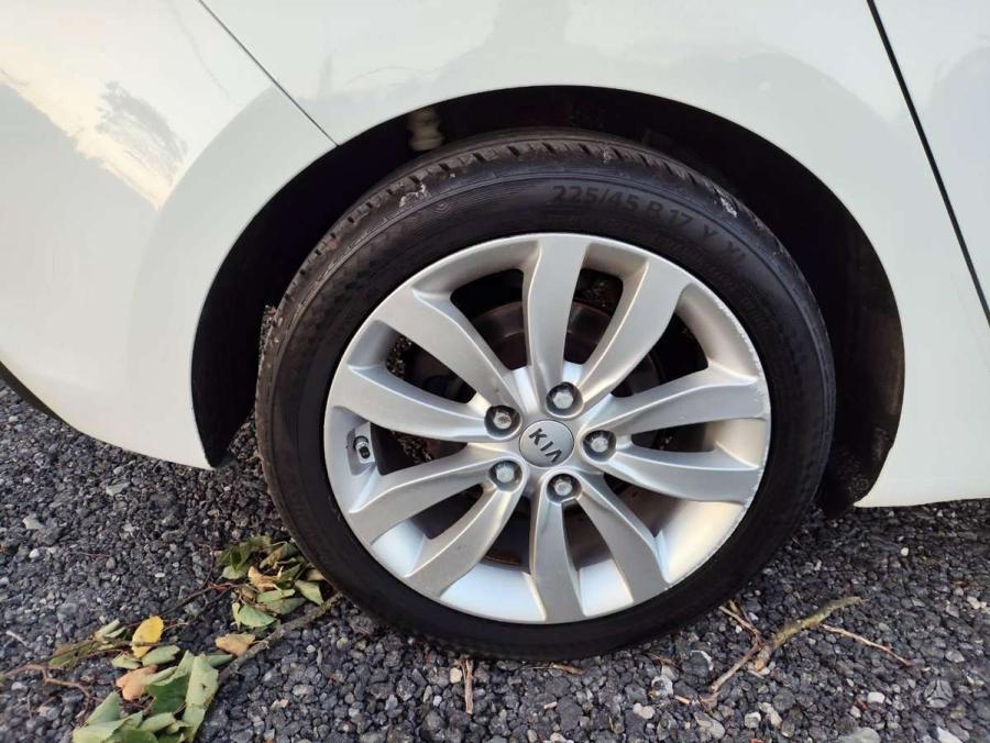 White Kia Carens 2014 in Taurage, with an engine capacity of 1.69 L and mileage of 241 thousand km for 5900 €, photo 32 on AUTOMOTO.COM.LV