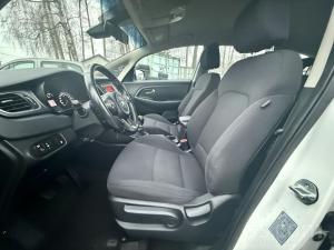White Kia Carens 2015 in Riga, with an engine capacity of 1.70 L and mileage of 0 thousand km for 5550 €, photo 8 on AUTOMOTO.COM.LV