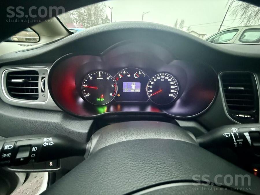 White Kia Carens 2015 in Riga, with an engine capacity of 1.70 L and mileage of 0 thousand km for 5550 €, photo 10 on AUTOMOTO.COM.LV