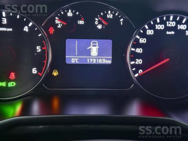 White Kia Carens 2015 in Riga, with an engine capacity of 1.70 L and mileage of 0 thousand km for 5550 €, photo 10 on AUTOMOTO.COM.LV