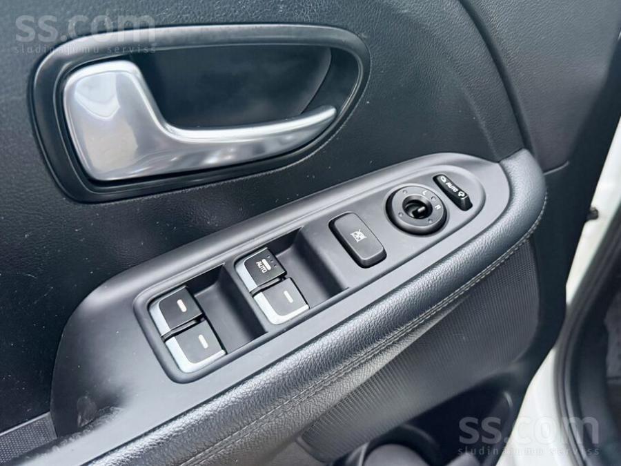 White Kia Carens 2015 in Riga, with an engine capacity of 1.70 L and mileage of 0 thousand km for 5550 €, photo 15 on AUTOMOTO.COM.LV