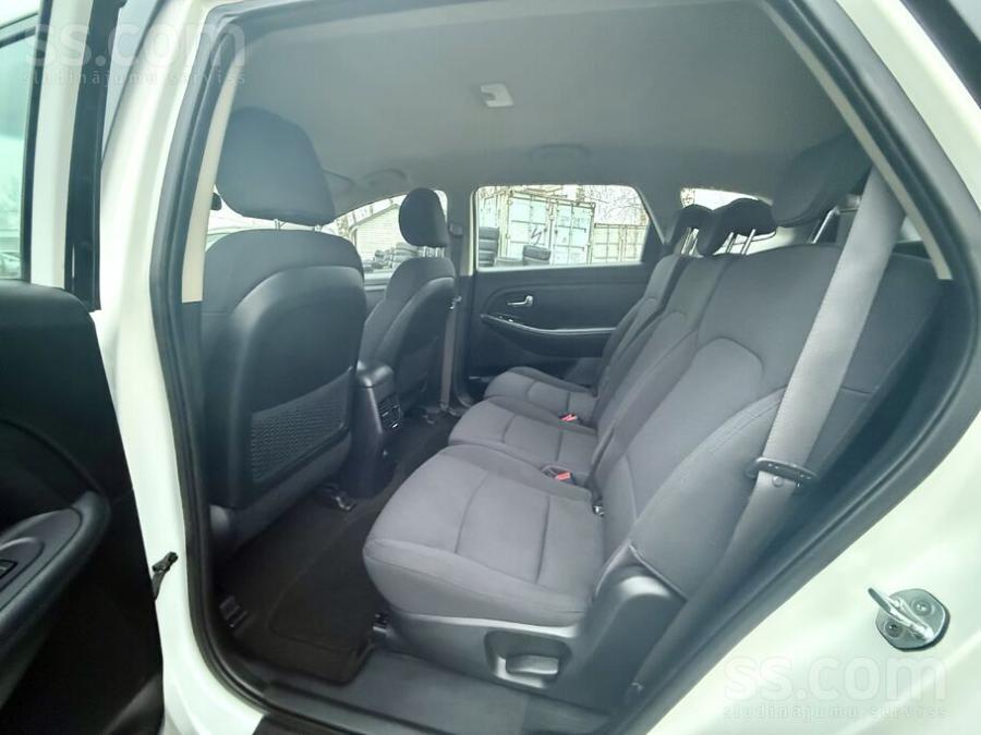 White Kia Carens 2015 in Riga, with an engine capacity of 1.70 L and mileage of 0 thousand km for 5550 €, photo 17 on AUTOMOTO.COM.LV