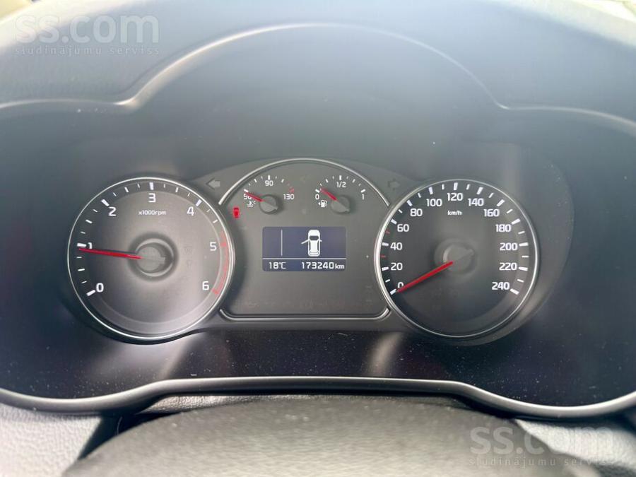 Balts Kia Carens 2015 Rīga, ar dzinēja tilpumu 1.70 L un nobraukumu 0 tūkst. km par 5990 €, foto 22 vietnē AUTOMOTO.COM.LV