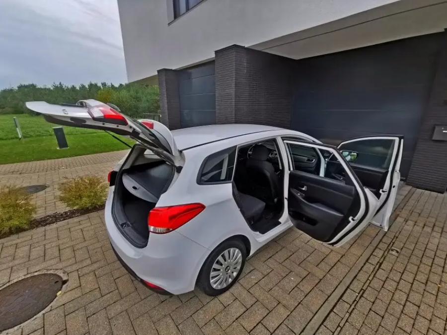Balts Kia Carens 2015 Rīga, ar dzinēja tilpumu 1.70 L un nobraukumu 134 tūkst. km par 8500 €, foto 11 vietnē AUTOMOTO.COM.LV