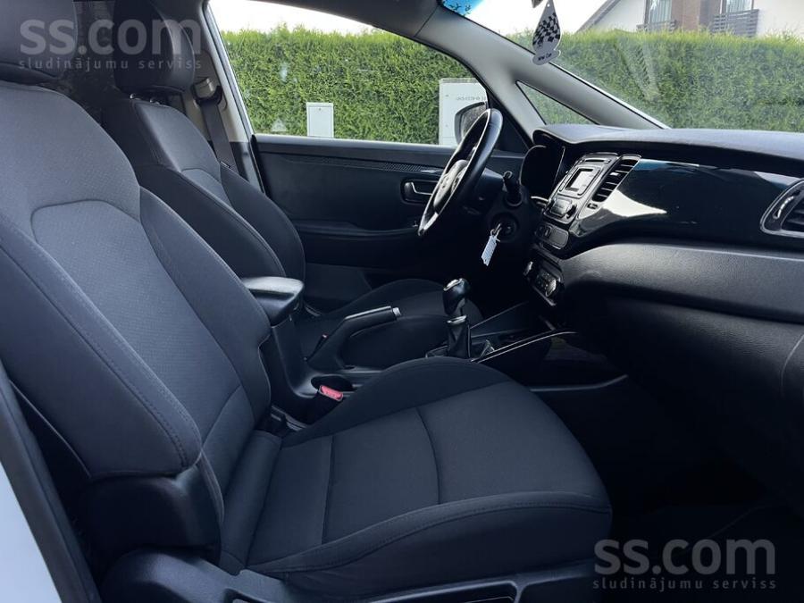 White Kia Carens 2015 in Riga, with an engine capacity of 1.70 L and mileage of 180 thousand km for 4950 €, photo 11 on AUTOMOTO.COM.LV