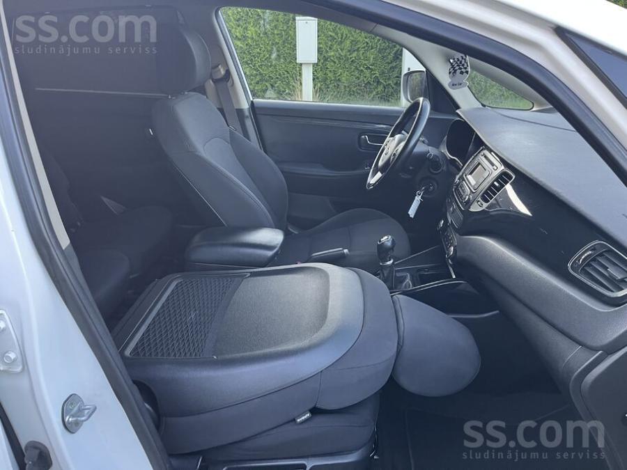 White Kia Carens 2015 in Riga, with an engine capacity of 1.70 L and mileage of 180 thousand km for 4950 €, photo 12 on AUTOMOTO.COM.LV