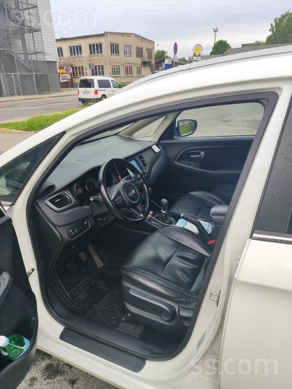 White Kia Carens 2017 in Riga, with an engine capacity of 1.70 L and mileage of 180 thousand km for 7650 €, photo 6 on AUTOMOTO.COM.LV