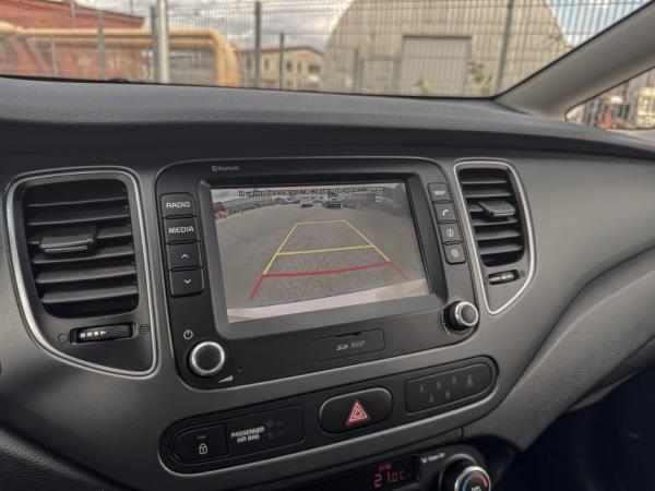 White Kia Carens 2017 in Riga, with an engine capacity of 1.60 L and mileage of 168 thousand km for 7300 €, photo 2 on AUTOMOTO.COM.LV