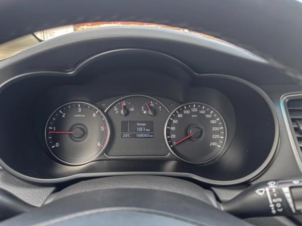 White Kia Carens 2017 in Riga, with an engine capacity of 1.60 L and mileage of 168 thousand km for 7300 €, photo 5 on AUTOMOTO.COM.LV