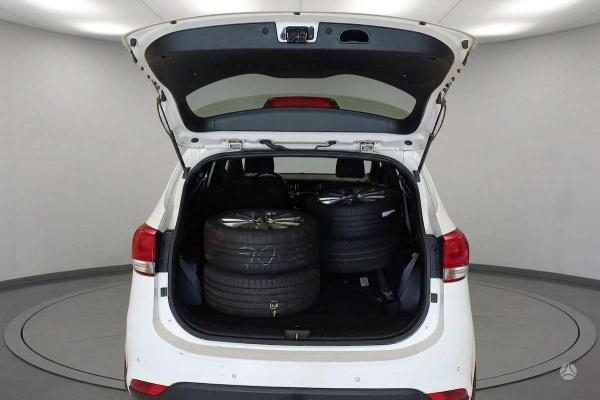 White Kia Carens 2017 in Vilnius, with an engine capacity of 1.69 L and mileage of 225 thousand km for 3000 €, photo 6 on AUTOMOTO.COM.LV