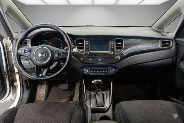 White Kia Carens 2017 in Vilnius, with an engine capacity of 1.69 L and mileage of 225 thousand km for 3000 €, photo 7 on AUTOMOTO.COM.LV