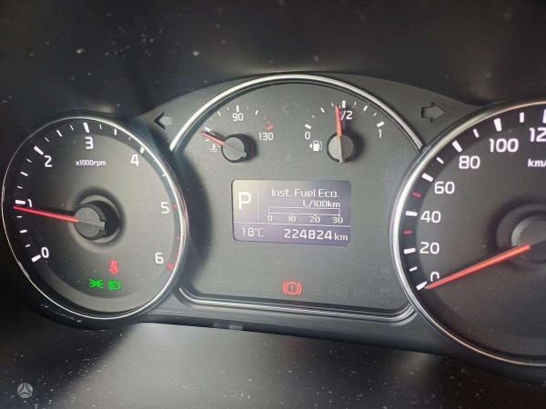 White Kia Carens 2017 in Vilnius, with an engine capacity of 1.69 L and mileage of 225 thousand km for 3000 €, photo 10 on AUTOMOTO.COM.LV