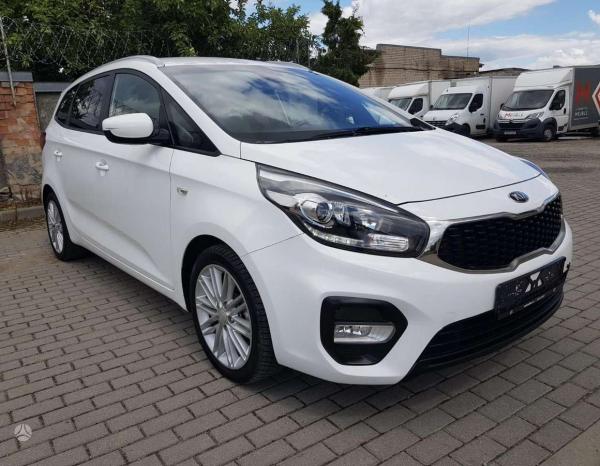 White Kia Carens 2018 in Siauliai, with an engine capacity of 1.69 L and mileage of 246 thousand km for 5700 €, photo 1 on AUTOMOTO.COM.LV