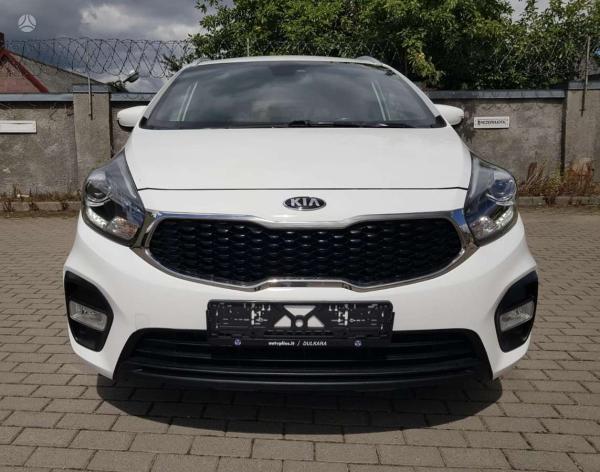 White Kia Carens 2018 in Siauliai, with an engine capacity of 1.69 L and mileage of 246 thousand km for 5700 €, photo 2 on AUTOMOTO.COM.LV