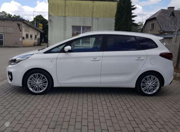 White Kia Carens 2018 in Siauliai, with an engine capacity of 1.69 L and mileage of 246 thousand km for 5700 €, photo 7 on AUTOMOTO.COM.LV