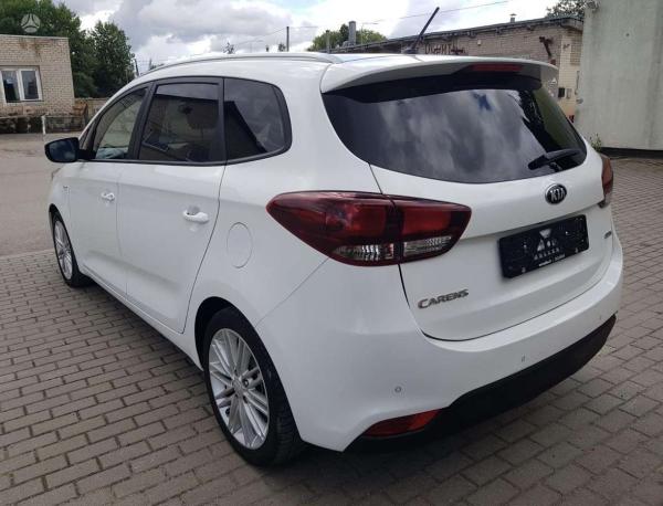 White Kia Carens 2018 in Siauliai, with an engine capacity of 1.69 L and mileage of 246 thousand km for 5700 €, photo 8 on AUTOMOTO.COM.LV