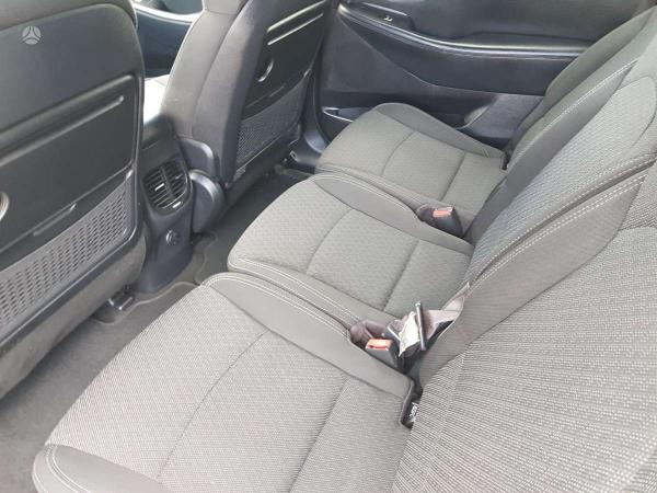 White Kia Carens 2018 in Siauliai, with an engine capacity of 1.69 L and mileage of 246 thousand km for 5700 €, photo 10 on AUTOMOTO.COM.LV