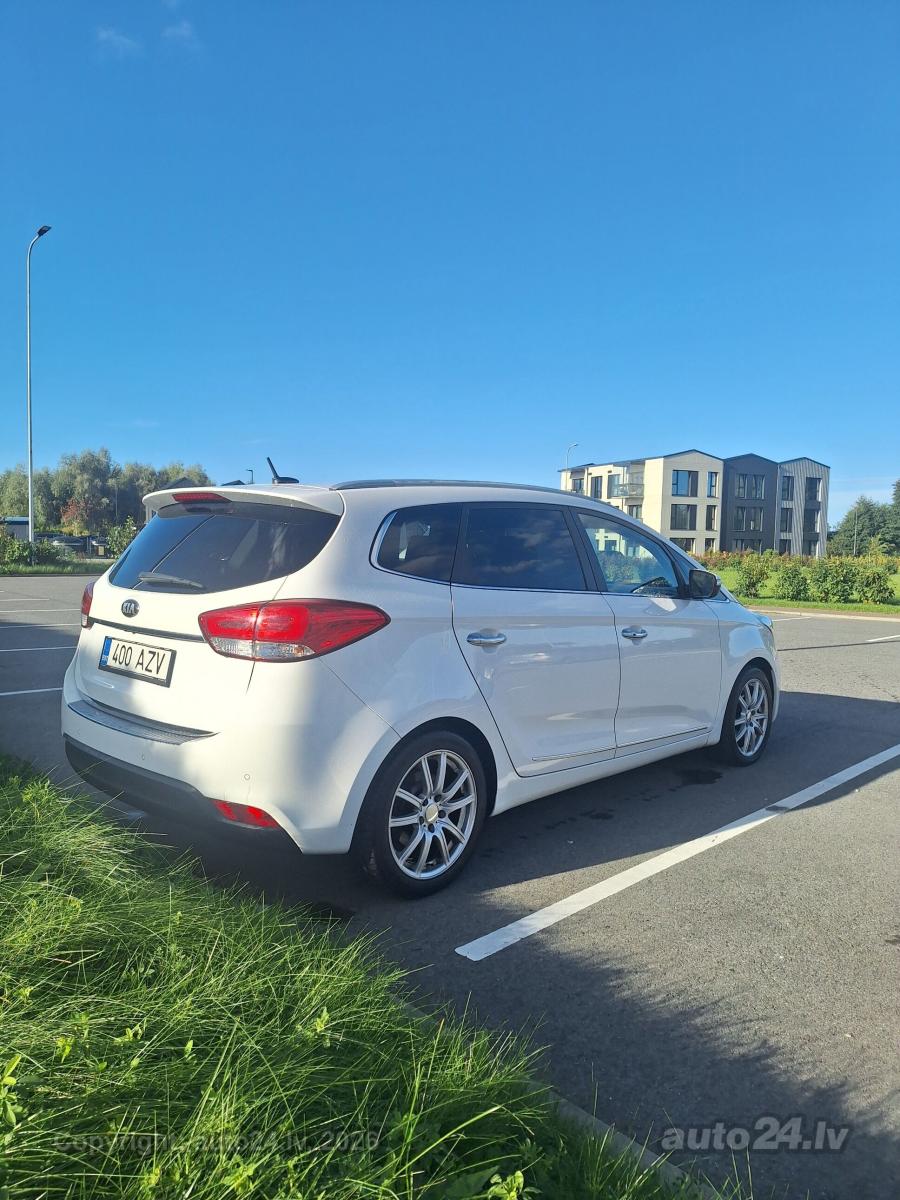 White Kia Carens 2014 in Tallinn, with an engine capacity of 1.70 L and mileage of 199 thousand km for 6390 €, photo 4 on AUTOMOTO.COM.LV