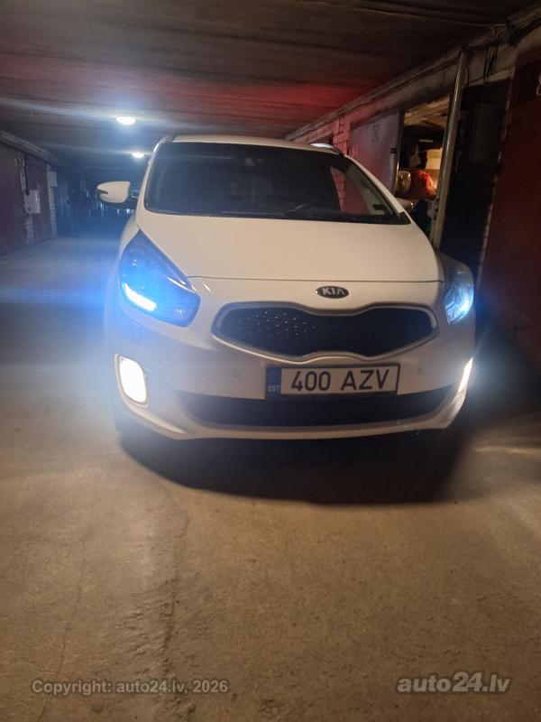 White Kia Carens 2014 in Tallinn, with an engine capacity of 1.70 L and mileage of 199 thousand km for 6390 €, photo 7 on AUTOMOTO.COM.LV