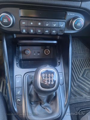 White Kia Carens 2014 in Tallinn, with an engine capacity of 1.70 L and mileage of 199 thousand km for 6390 €, photo 14 on AUTOMOTO.COM.LV