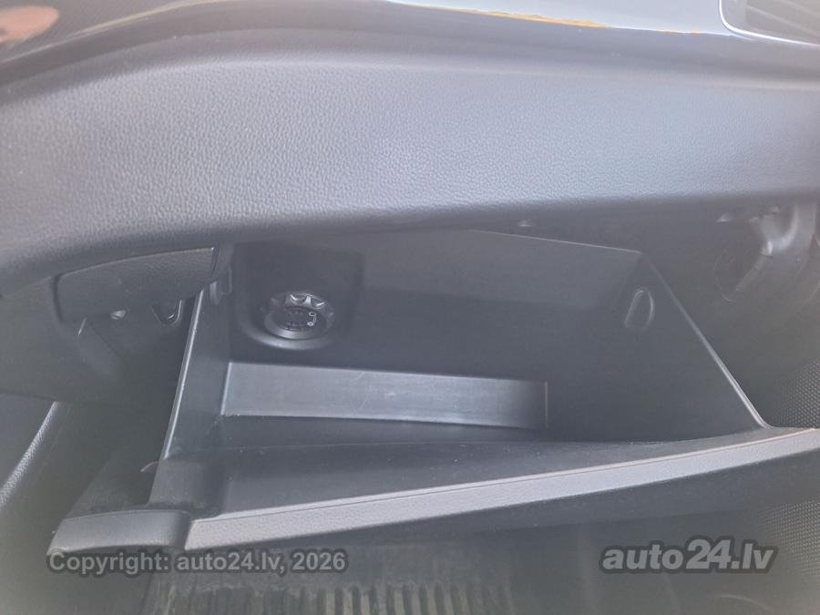 White Kia Carens 2014 in Tallinn, with an engine capacity of 1.70 L and mileage of 199 thousand km for 6390 €, photo 15 on AUTOMOTO.COM.LV