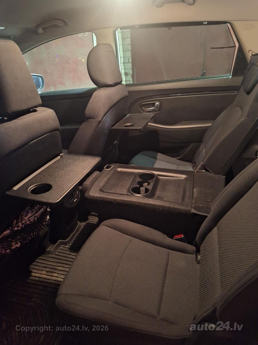 White Kia Carens 2014 in Tallinn, with an engine capacity of 1.70 L and mileage of 199 thousand km for 6390 €, photo 18 on AUTOMOTO.COM.LV