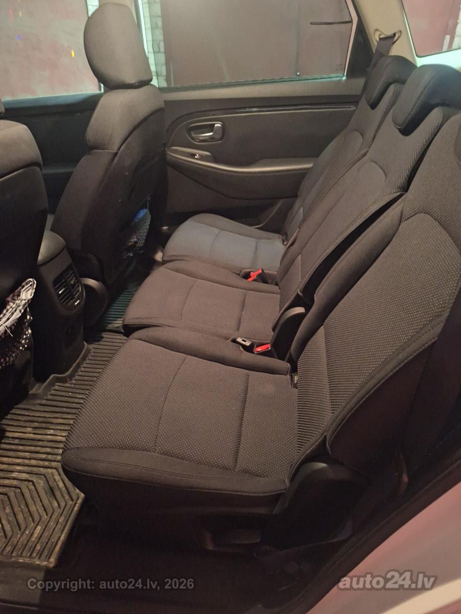 White Kia Carens 2014 in Tallinn, with an engine capacity of 1.70 L and mileage of 199 thousand km for 6390 €, photo 20 on AUTOMOTO.COM.LV