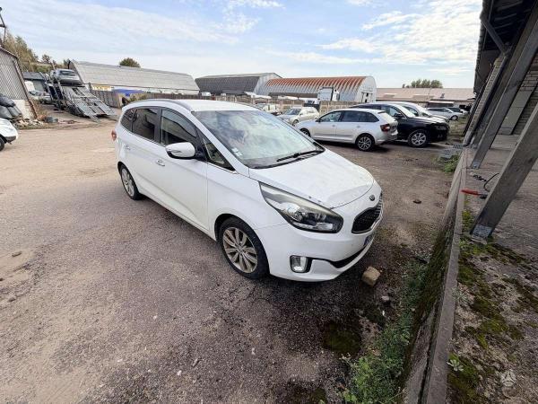 White Kia Carens 2015 in Taurage, with an engine capacity of 1.70 L and mileage of 200 thousand km for 2800 €, photo 1 on AUTOMOTO.COM.LV