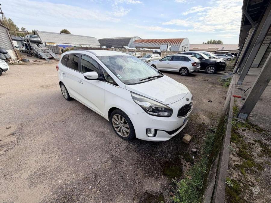 White Kia Carens 2015 in Taurage, with an engine capacity of 1.70 L and mileage of 200 thousand km for 2800 €, photo 1 on AUTOMOTO.COM.LV