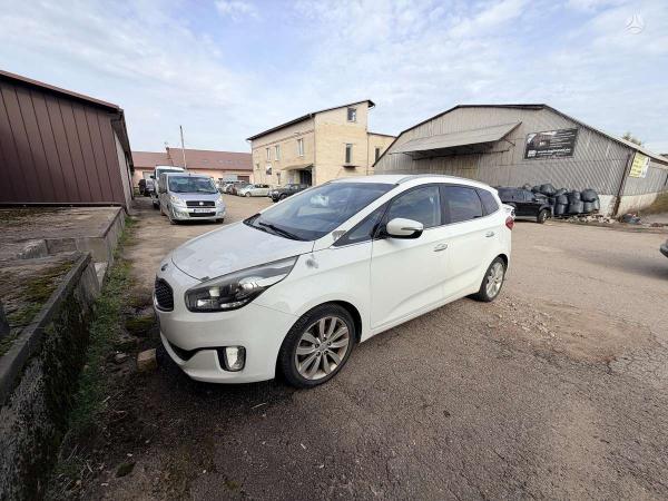 White Kia Carens 2015 in Taurage, with an engine capacity of 1.70 L and mileage of 200 thousand km for 2800 €, photo 3 on AUTOMOTO.COM.LV