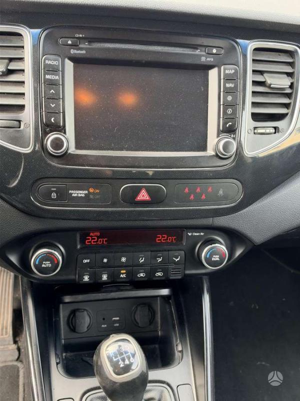 White Kia Carens 2015 in Taurage, with an engine capacity of 1.70 L and mileage of 200 thousand km for 2800 €, photo 4 on AUTOMOTO.COM.LV