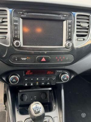 White Kia Carens 2015 in Taurage, with an engine capacity of 1.70 L and mileage of 200 thousand km for 2800 €, photo 4 on AUTOMOTO.COM.LV