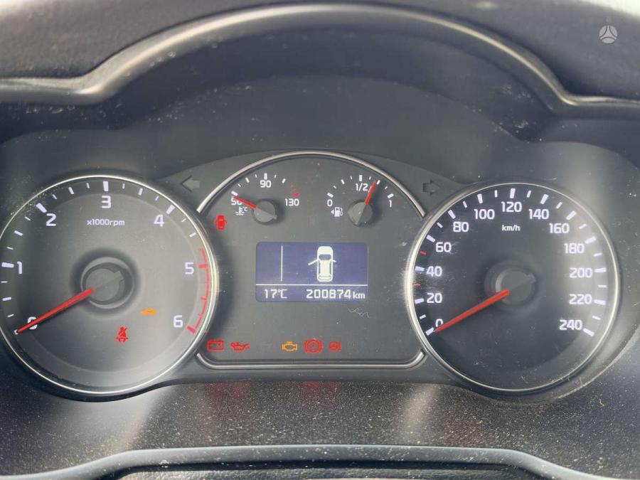 White Kia Carens 2015 in Taurage, with an engine capacity of 1.70 L and mileage of 200 thousand km for 2800 €, photo 5 on AUTOMOTO.COM.LV