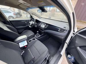 White Kia Carens 2015 in Taurage, with an engine capacity of 1.70 L and mileage of 200 thousand km for 2800 €, photo 6 on AUTOMOTO.COM.LV