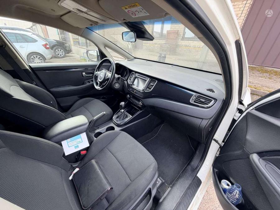White Kia Carens 2015 in Taurage, with an engine capacity of 1.70 L and mileage of 200 thousand km for 2800 €, photo 6 on AUTOMOTO.COM.LV