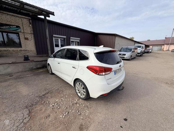 White Kia Carens 2015 in Taurage, with an engine capacity of 1.70 L and mileage of 200 thousand km for 2800 €, photo 7 on AUTOMOTO.COM.LV
