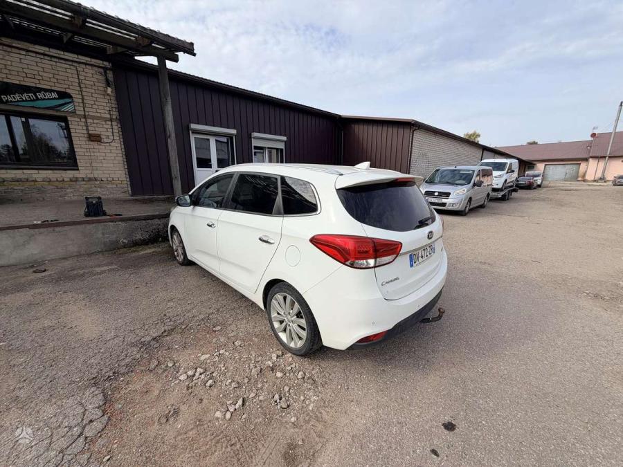 White Kia Carens 2015 in Taurage, with an engine capacity of 1.70 L and mileage of 200 thousand km for 2800 €, photo 7 on AUTOMOTO.COM.LV