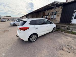 White Kia Carens 2015 in Taurage, with an engine capacity of 1.70 L and mileage of 200 thousand km for 2800 €, photo 8 on AUTOMOTO.COM.LV