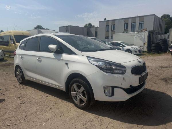 White Kia Carens 2016 in Kaunas, with an engine capacity of 1.70 L and mileage of 272 thousand km for 2200 €, photo 3 on AUTOMOTO.COM.LV