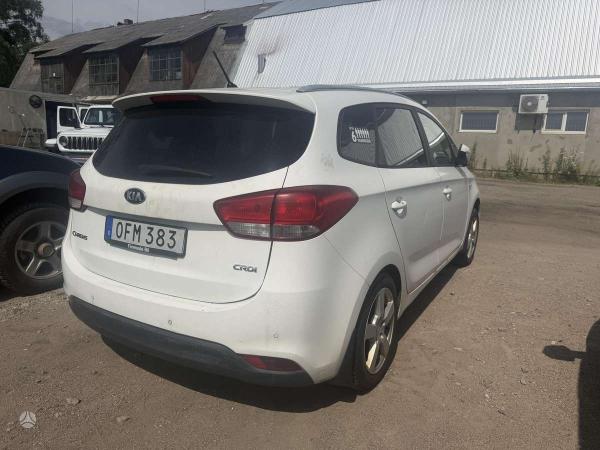 White Kia Carens 2016 in Kaunas, with an engine capacity of 1.70 L and mileage of 272 thousand km for 2200 €, photo 5 on AUTOMOTO.COM.LV