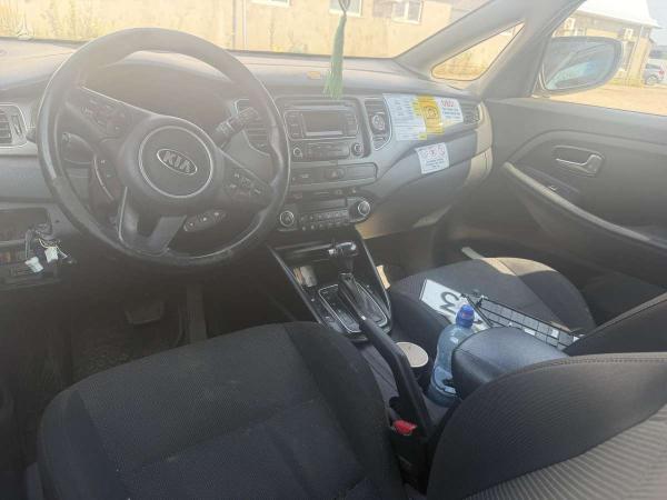 White Kia Carens 2016 in Kaunas, with an engine capacity of 1.70 L and mileage of 272 thousand km for 2200 €, photo 7 on AUTOMOTO.COM.LV